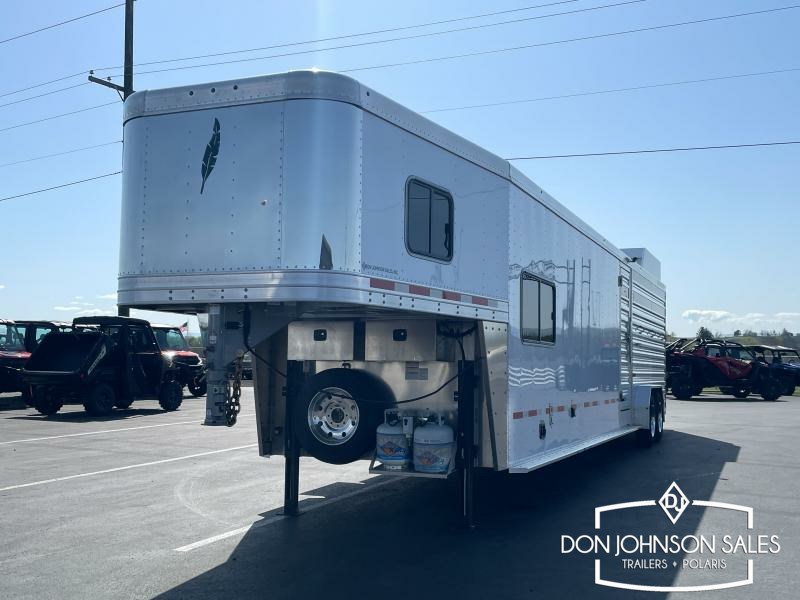 2025 Featherlite 8413 17' Stock Back 8' sw LQ GN