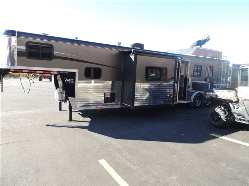 2017 Bison 8416 slideout rear ramp hayrack couch+dinette