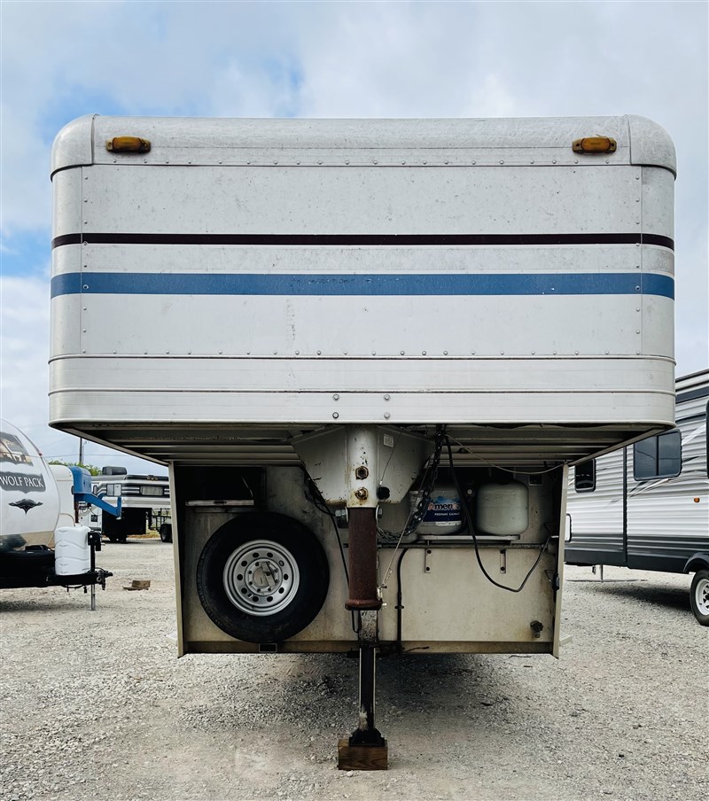 1998 4 Star 4H GN w/ 8' LQ, Mangers/ Rear tack