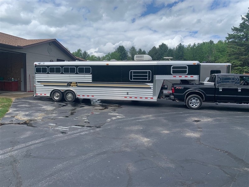 2003 4 Star 4H w/8'LQ, Ramp, Collasp Rear tack, SALE PENDING