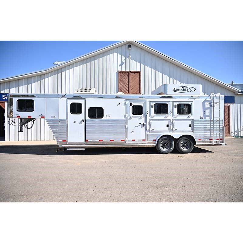 2008 Integrity 2008 Integrity 3 Horse 10' LQ Trailer
