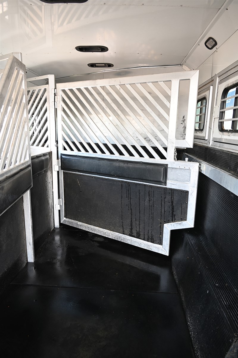 2006 Bloomer 4 Horse 13' Living Quarter Horse Trailer