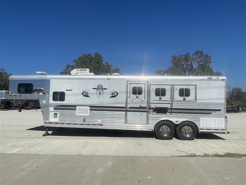 2001 4 Star Three Horse Slant w/ Stud Wall