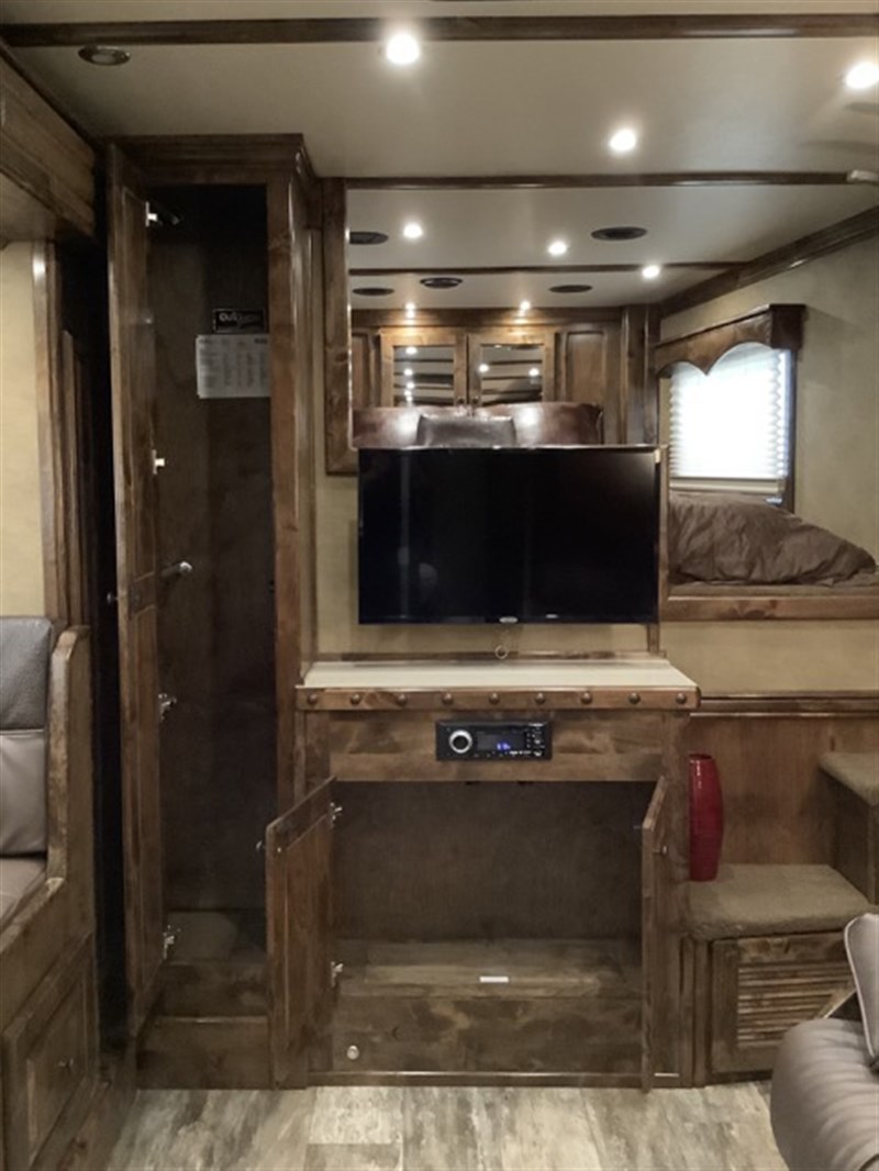 2021 Bloomer 2021 Bloomer 4 HS LQ Trailer w/Mid Tack & Ramp