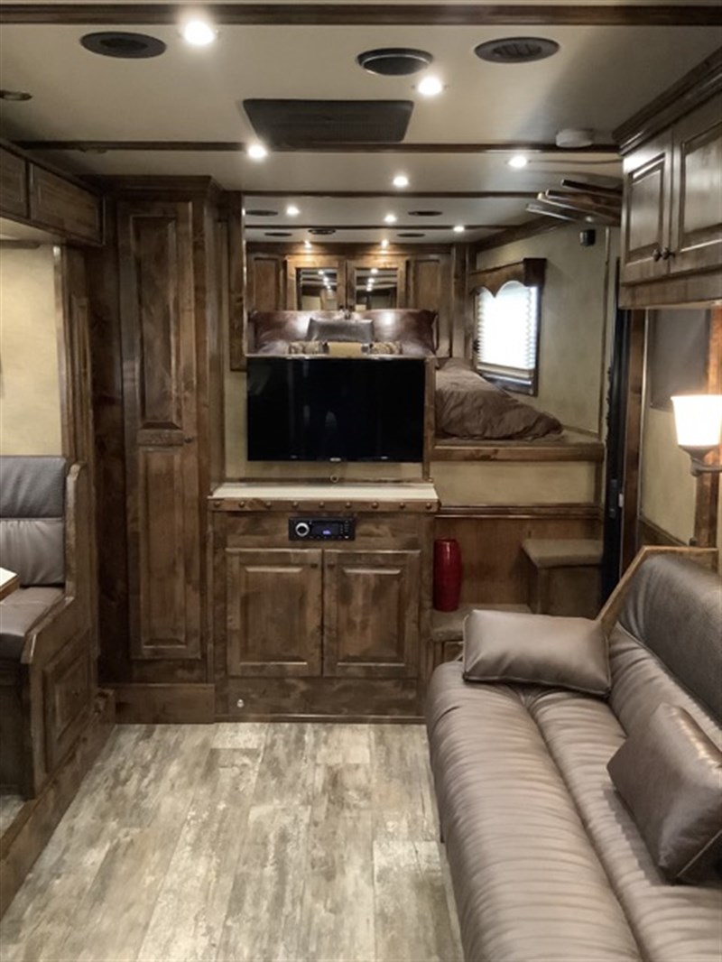 2021 Bloomer 2021 Bloomer 4 HS LQ Trailer w/Mid Tack & Ramp