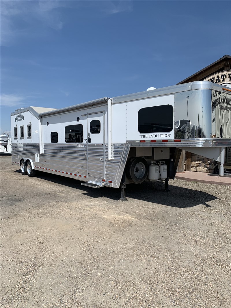 2018 Bloomer Evolution Outlaw 3 Horse Trailer