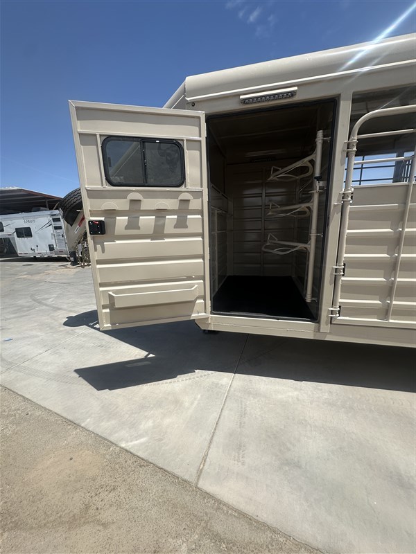 2025 Swift Built 24' Stock combo single door tack