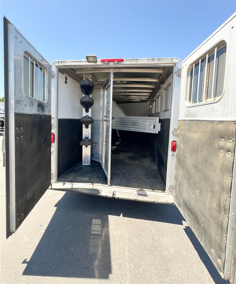 2005 Featherlite 4 Horse Living Quarters