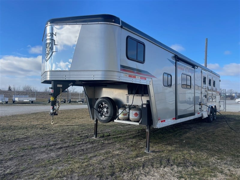2022 Bison Silverado 8313B.S w/13'SW Living Quarters