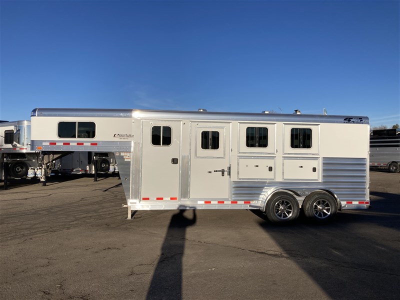 2024 4 Star 3 Horse Deluxe w/Mangers