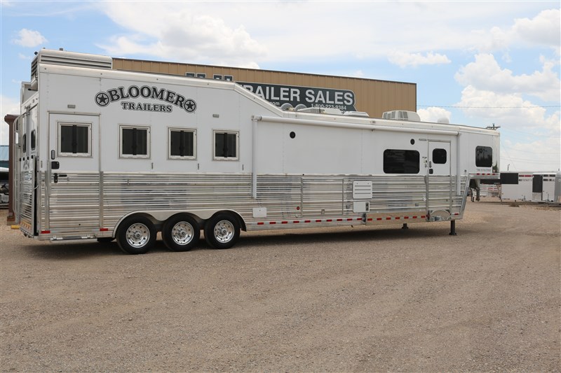 2019 Bloomer 4 HORSE LIVING QUARTERS