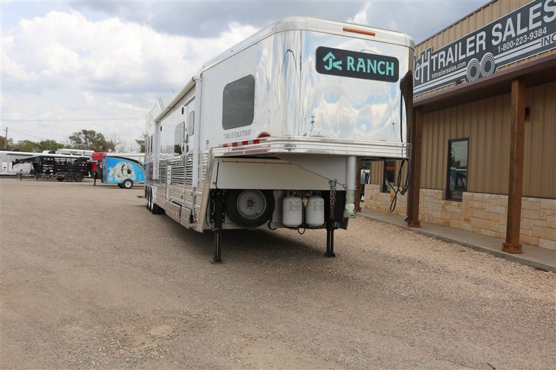 2019 Bloomer 4 HORSE LIVING QUARTERS