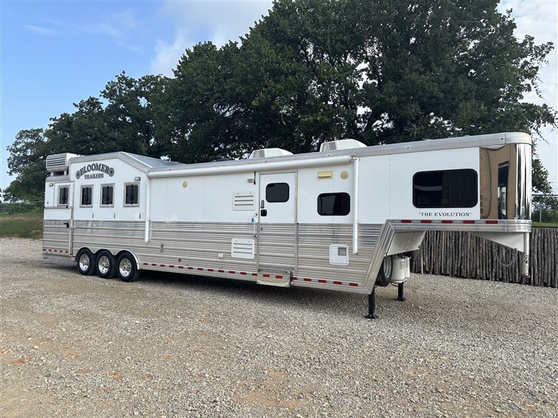 2015 Bloomer 4 Horse Evolution w/ 15'8" Signature Interior