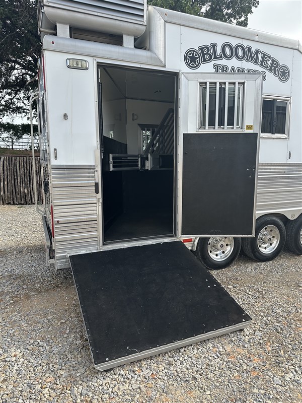 2015 Bloomer 4 Horse Evolution w/ 15'8" Signature Interior