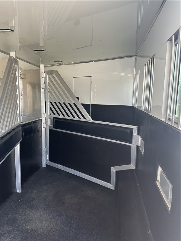 2015 Bloomer 4 Horse Evolution w/ 15'8" Signature Interior