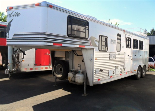 2000 Silverlite 3 Horse, 8' Living Quarters