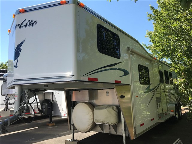 2005 SilverLite Spirit 3 Horse, 9' Shortwall w/ Slideout SALE PEND