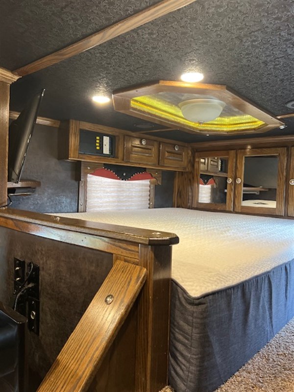 2015 Featherlite 8' wide 3 horse w/ 14' living quarters and gen.