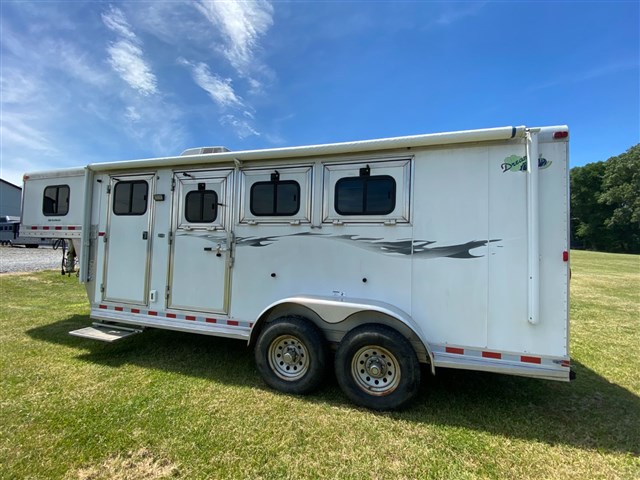 2003 Dream Coach 3 Horse with 8' Dressing Room with A/C mini fridge