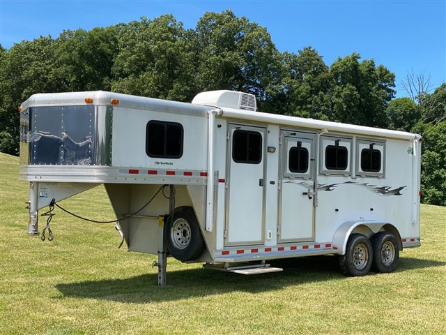2003 Dream Coach 3 Horse with 8' Dressing Room with A/C mini fridge