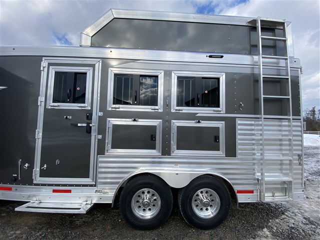 2021 SMC Laramie 3 Horse with 16' LQ 9' Slide out Hay Pod