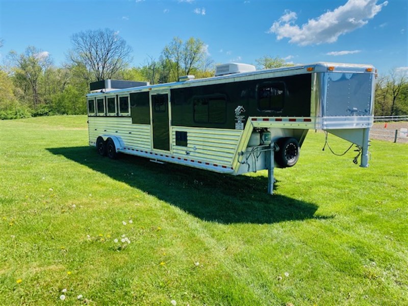 2004 Dream Coach 4 horse MT weekender