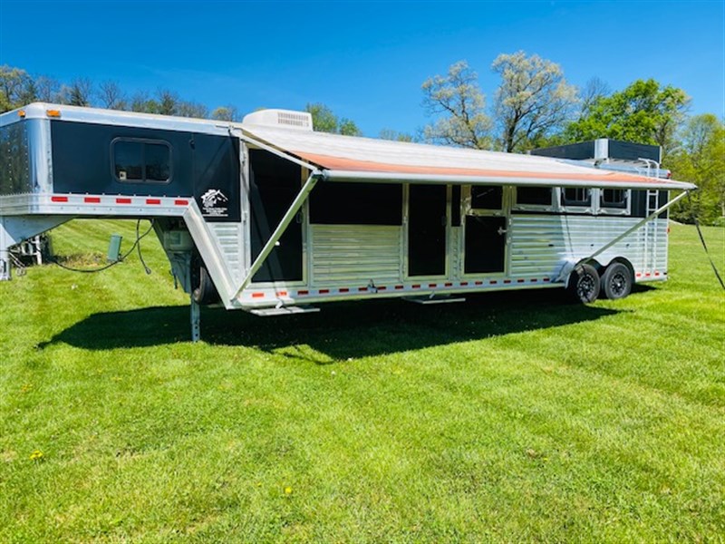 2004 Dream Coach 4 horse MT weekender