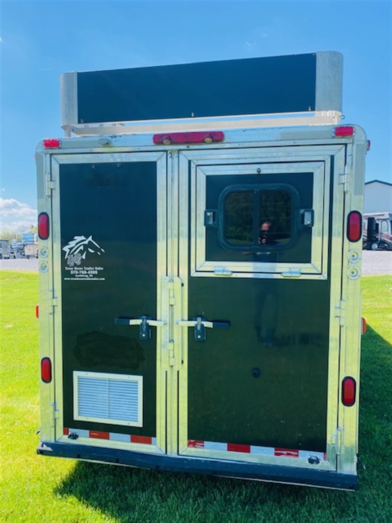 2004 Dream Coach 4 horse MT weekender