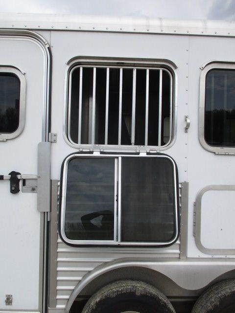 2006 Featherlite 8581 3H 12’ SW LQ, Mangers