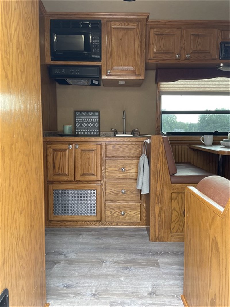 2010 Cherokee Signature Series 4H LQ All Aluminum Sofa Dinette