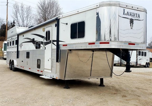 2013 Lakota 4H 17' LQ, 12' Slide, Hay Pod & Gen.