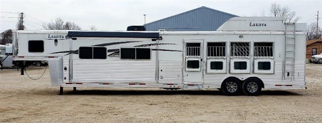 2013 Lakota 4H 17' LQ, 12' Slide, Hay Pod & Gen.