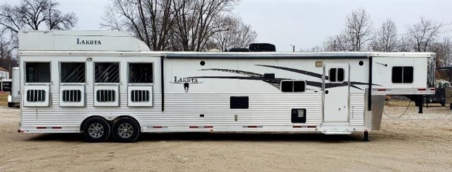 2013 Lakota 4H 17' LQ, 12' Slide, Hay Pod & Gen.