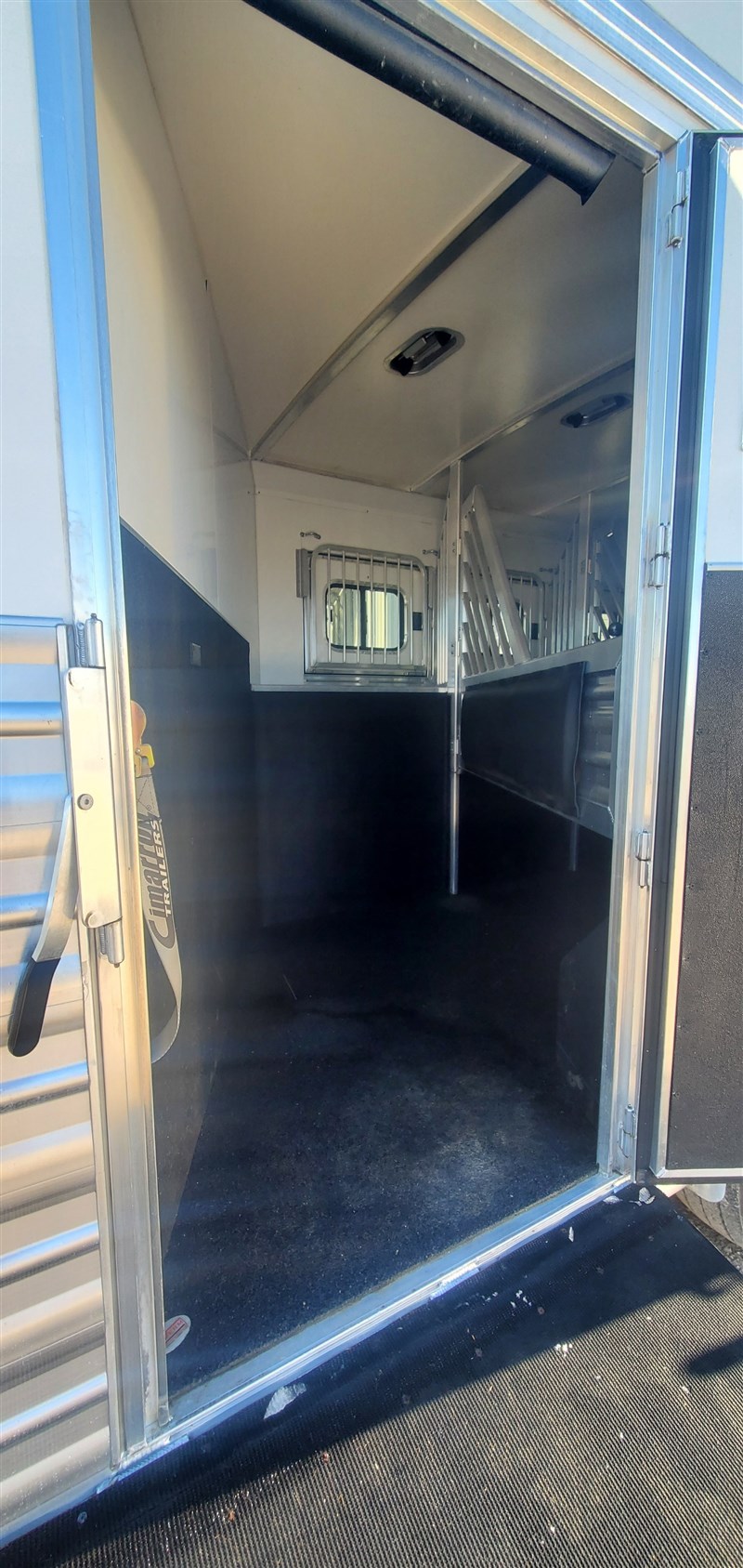 2020 Cimarron 4H Side Load 14' Outlaw LQ, Hay Pod, Ramp, Gen.