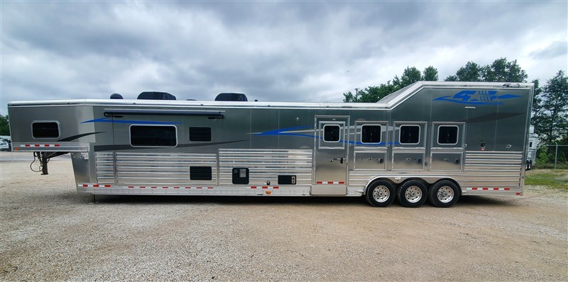 2020 4 Star 4H, 20' Trail Boss LQ, LOADED! Int. Hay Pod