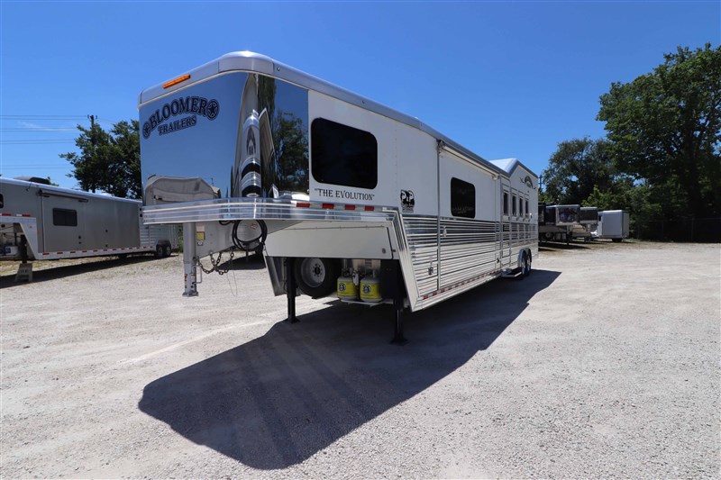 2018 Bloomer 4H PC Load 14.5' Outlaw LQ, Slide, Mangers