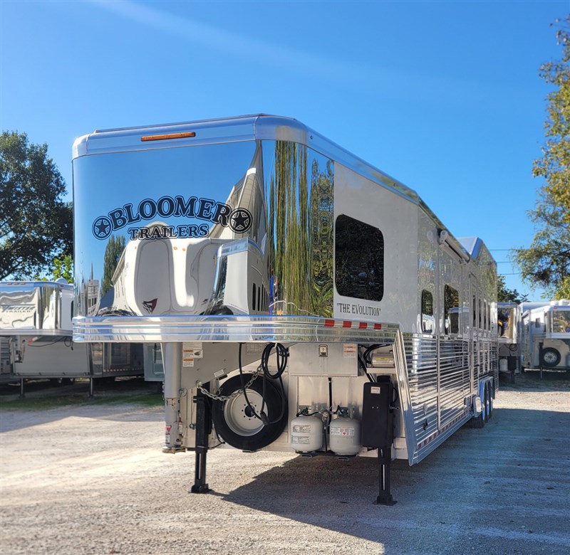 2021 Bloomer 4H, 15'3'' Trail Boss LQ, Integrated Hay Pod