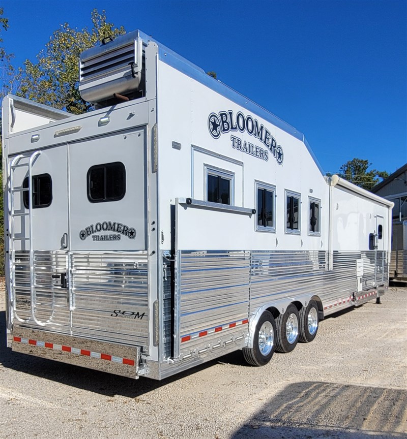 2021 Bloomer 4H, 15'3'' Trail Boss LQ, Integrated Hay Pod