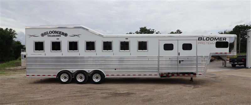 2017 Bloomer 7H, Trainer Trailer, 6' Dressing Room, Mangers