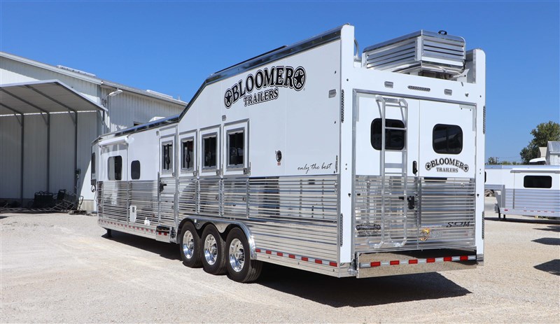 2026 Bloomer 4+1H 15'9 Trail Boss LQ, Slide, Integrated Hay Pod