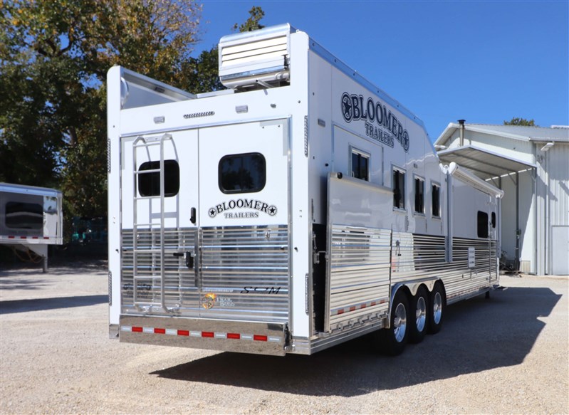 2026 Bloomer 4+1H 15'9 Trail Boss LQ, Slide, Integrated Hay Pod