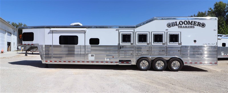 2026 Bloomer 4+1H 15'9 Trail Boss LQ, Slide, Integrated Hay Pod