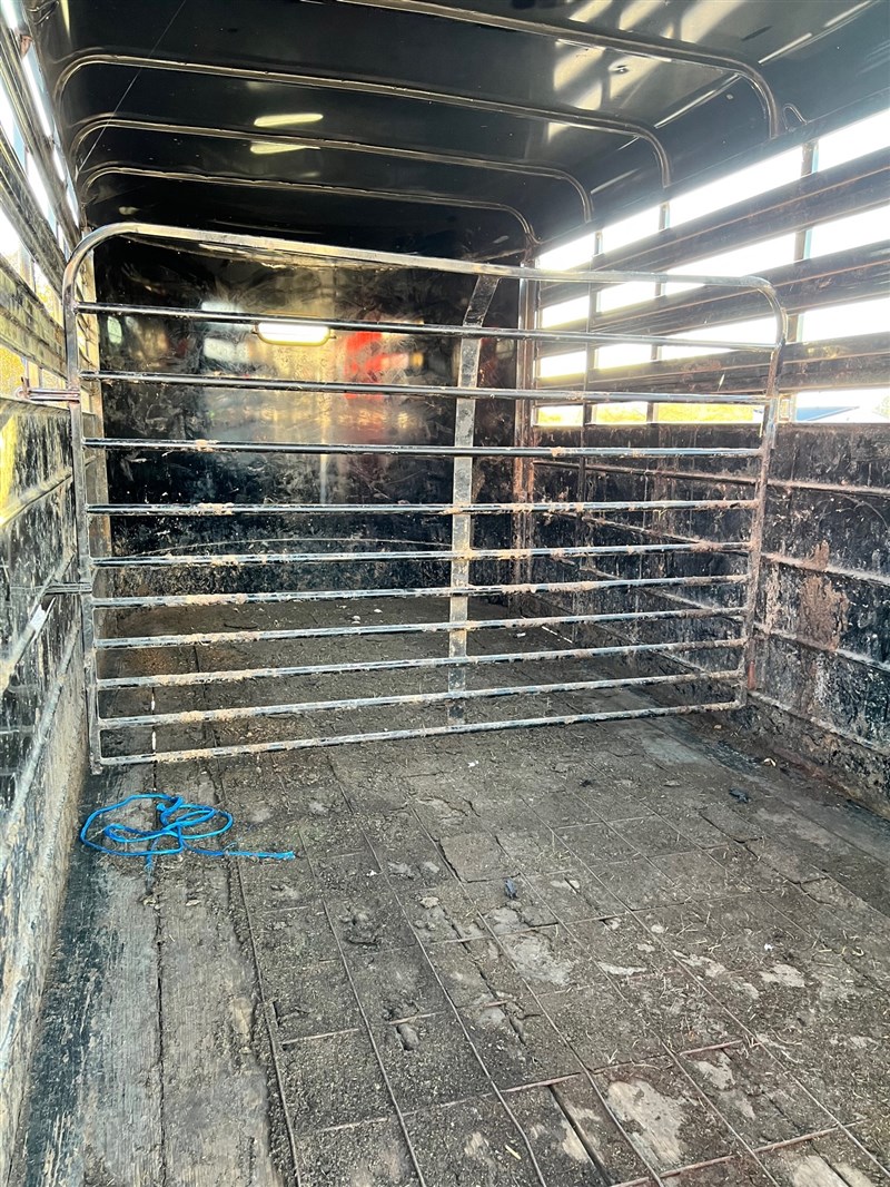 2015 CM 16' Livestock Trailer