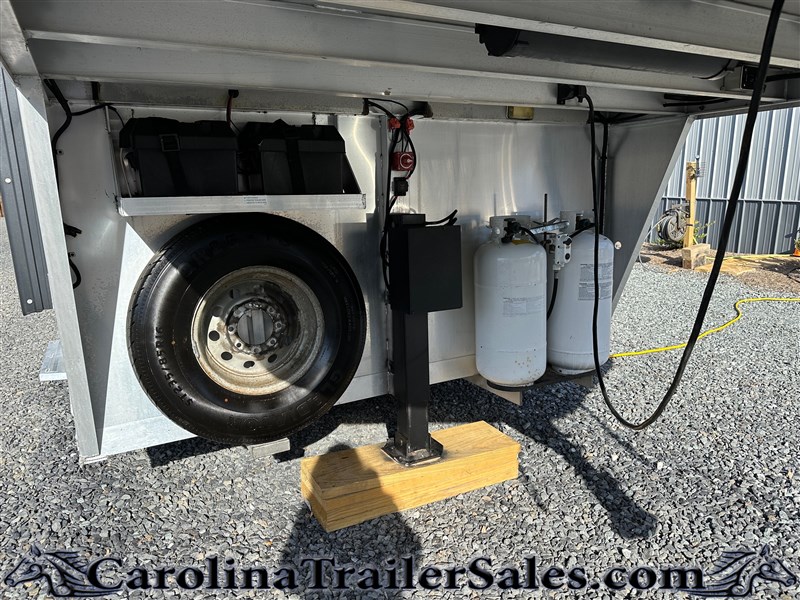 2013 Lakota 3H, 11' LQ, Onboard Gen. Hay Rack, Escape Door