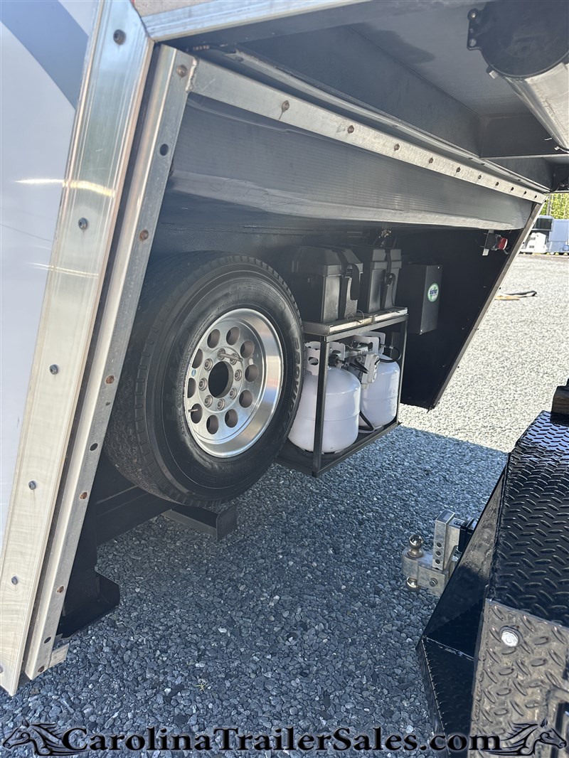 2014 Hoosier 4H 15' LQ, Slide, Hay Rack, Generator