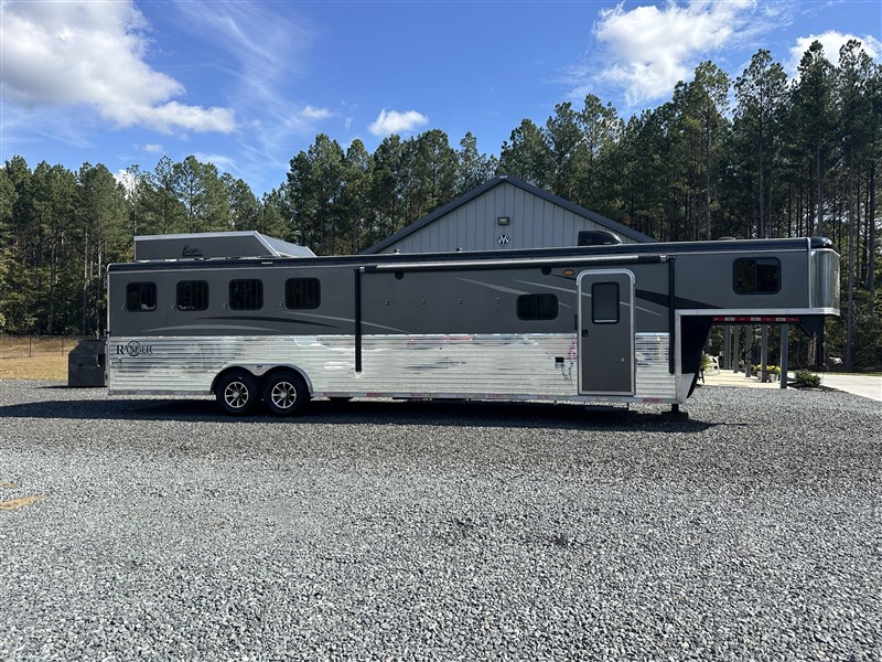 2019 Bison 4H 14' LQ, Slide, Insulated, Mangers, Ramps
