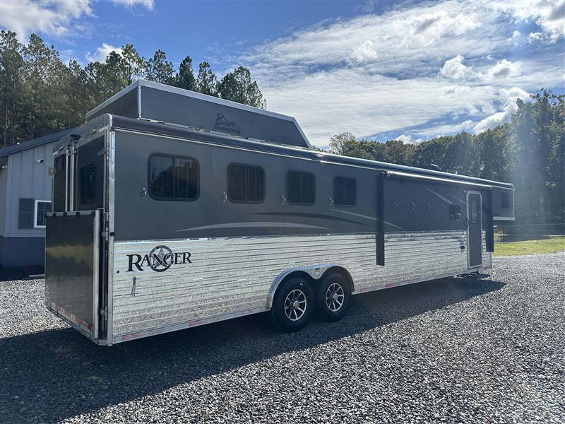 2019 Bison 4H 14' LQ, Slide, Insulated, Mangers, Ramps