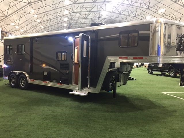 2018 BISON COACH LAREDO 8208LD