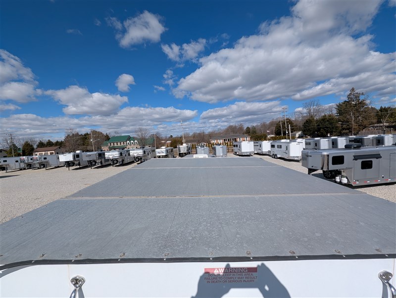 2012 Platinum RARE 2+1 with Custom Living Quarters