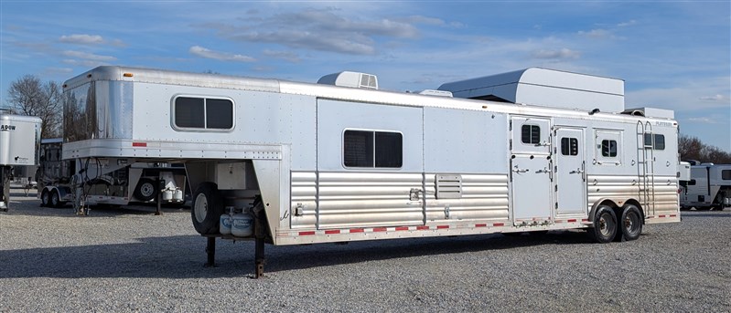 2012 Platinum RARE 2+1 with Custom Living Quarters